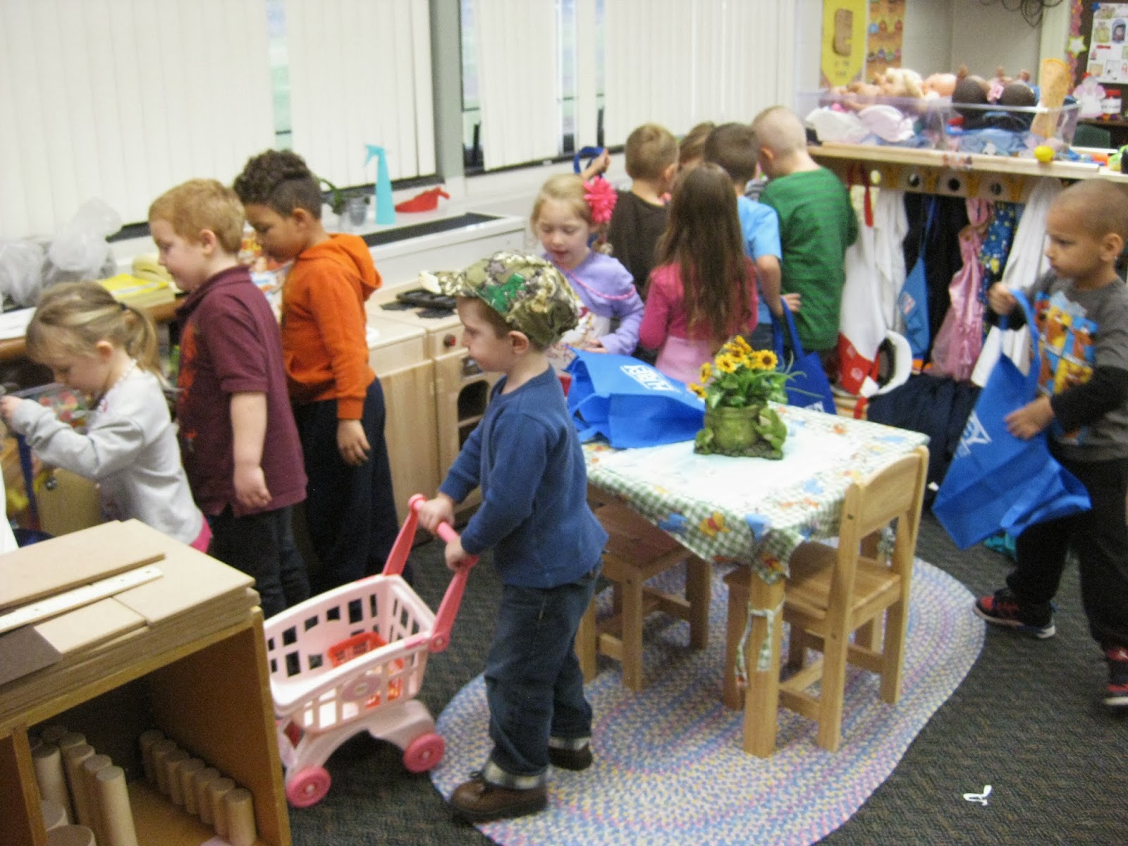 Van Y Preschool Preview: Woodland Animals, Letter E, and a Grocery Store!