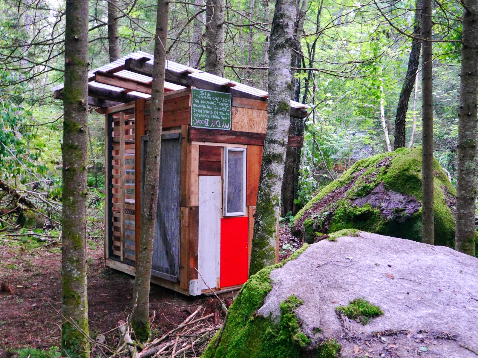 Relaxshacks.com: A tiny bunk house made from SCRAP and JUNK in the ...