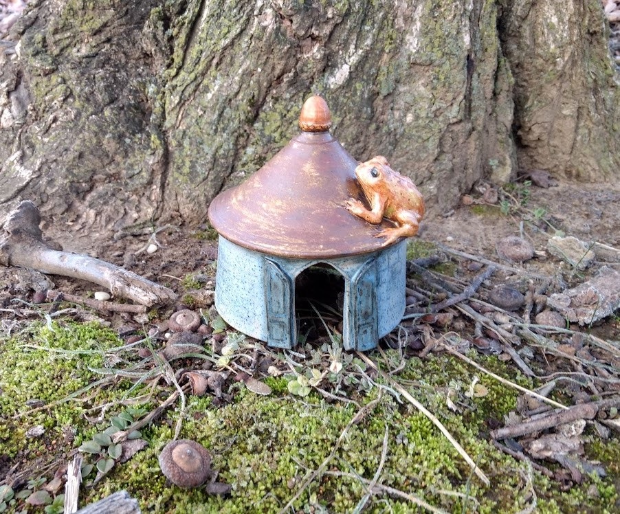 Acorn Pottery: Toad houses...with toads