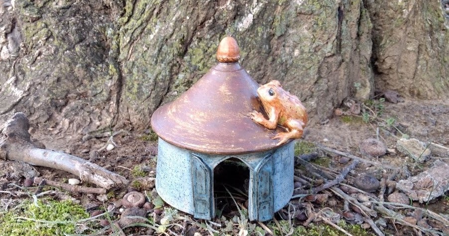 Acorn Pottery: Toad houses...with toads