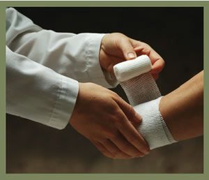 MENGHILANGKAN BEKAS JERAWAT: Membalut Luka Luar Untuk Mencegah Infeksi