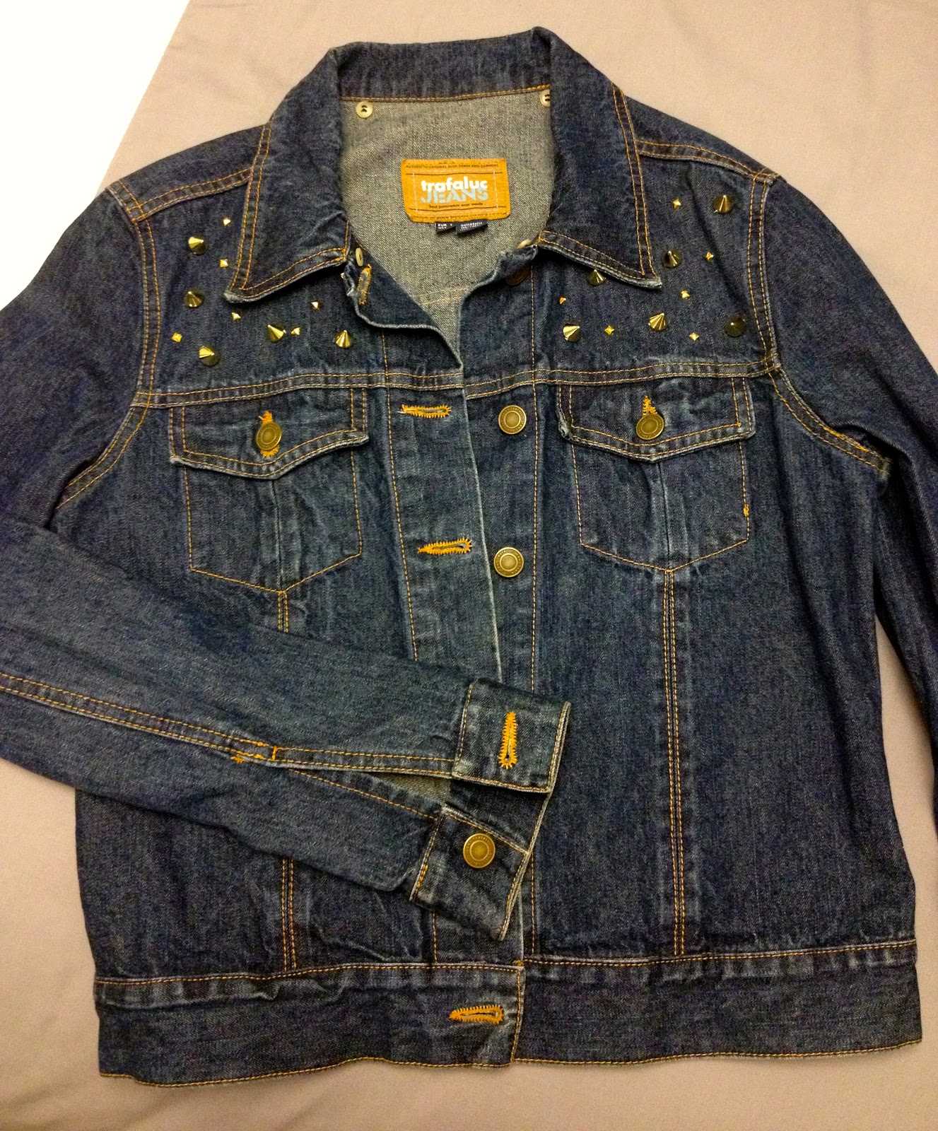 GirlyHideaway: DIY - Denim + Studs