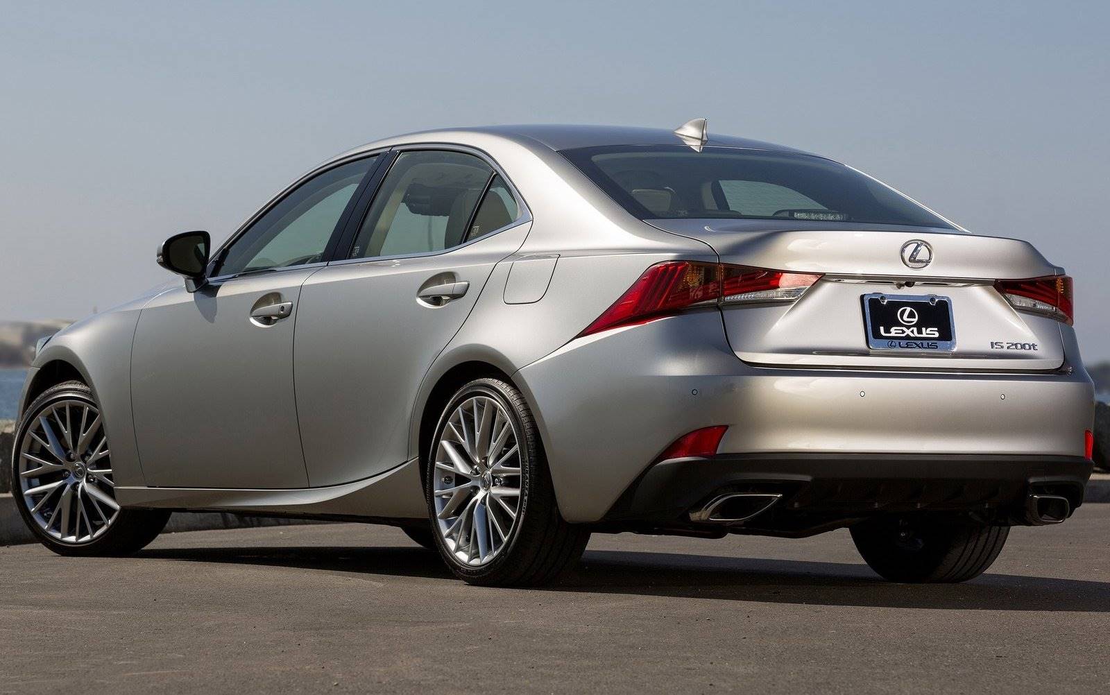 Lexus IS ganha facelift e novidades no interior na linha 2017