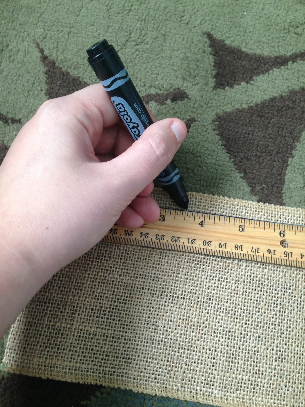 The Simple Crafty Home: {Crafty Tutorial} Chalkboard Burlap Banner