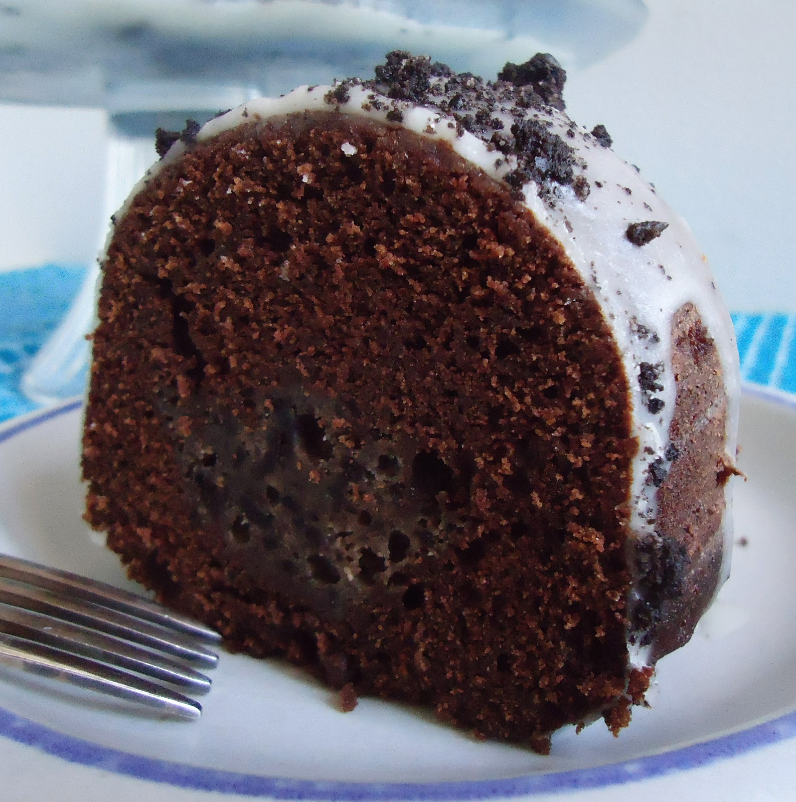 Eat, Run, Read: Cake of the Week: Oreo-Stuffed Chocolate Bundt Cake