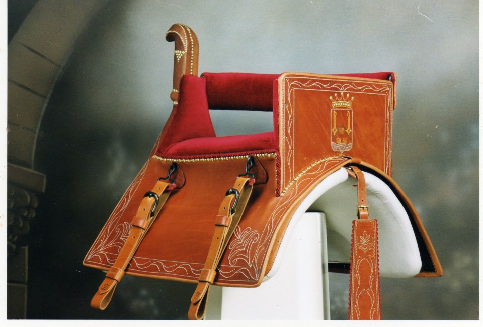 ARTESANIA DO COIRO: Leo o "Guarnicionero"