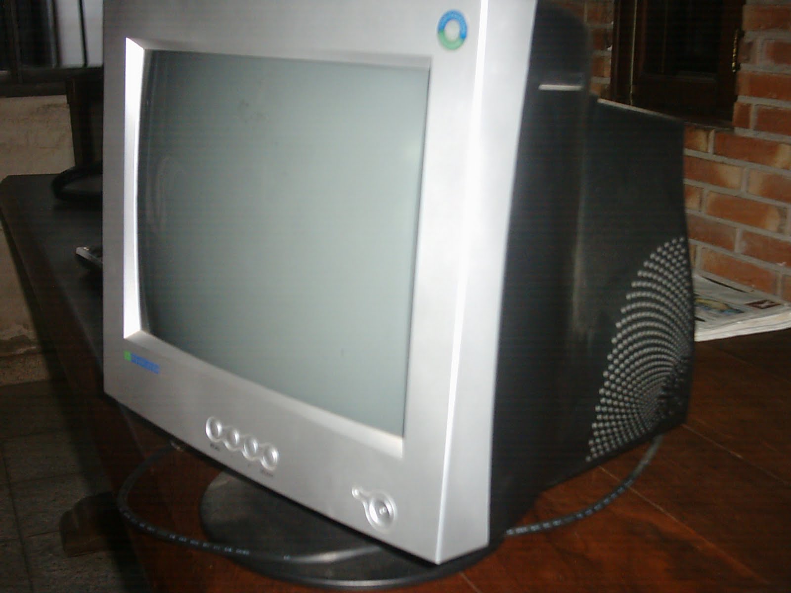 Monitores: Philco MH-570, monitor TRC de 15 pulgadas.