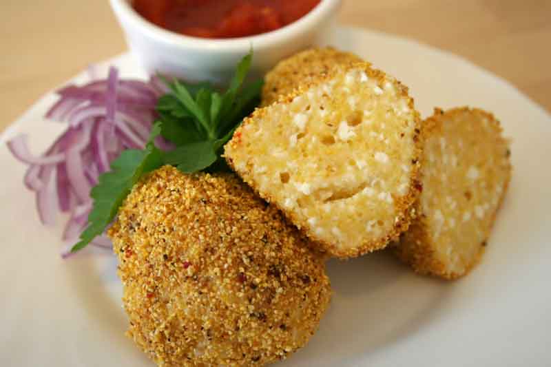 Romanian Food For Foreigners: Boti (galuste cu branza de vaca)