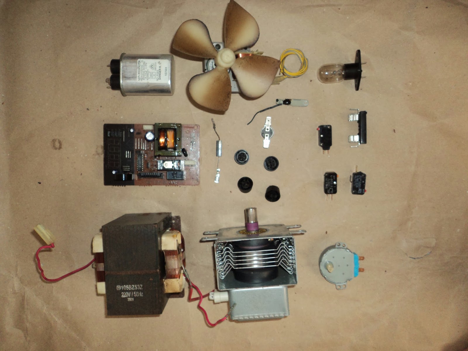 Brasilrobotics: Desmontando um Microondas - Microwave disassembly