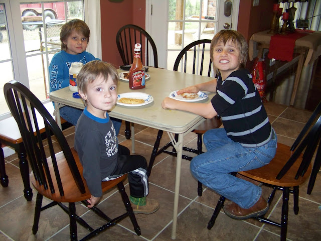 The Ferrell Boys and Me . . .: Makeover Monday - Kitchen Table