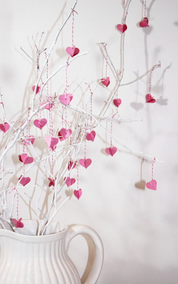 Árbol de ramas secas con corazones
