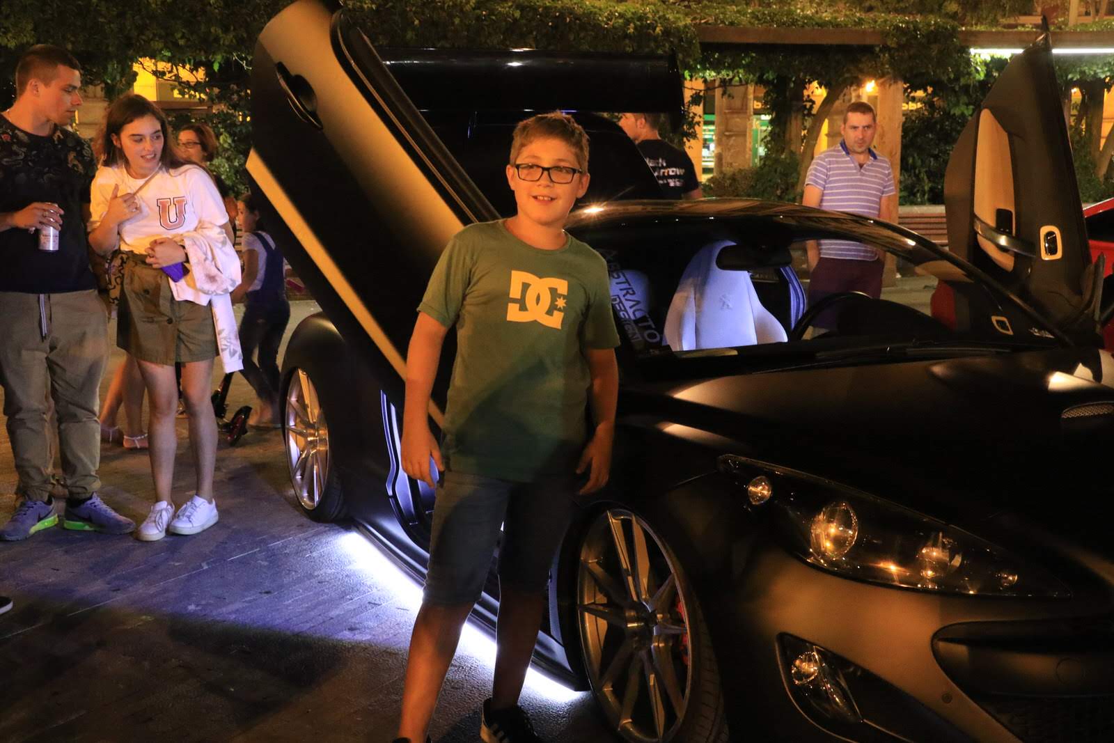 Una treintena de coches ‘tuneados’ ilumina la Herriko Plaza con leds y ...