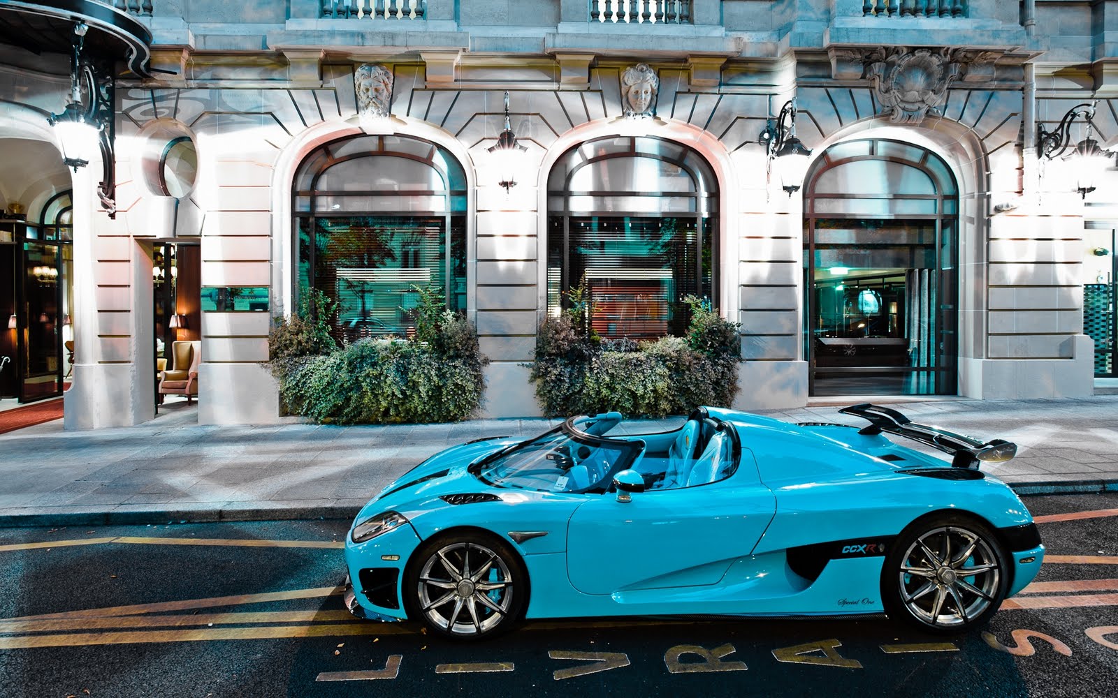 Banco de Imágenes Gratis: Auto deportivo en color azul Koenigsegg CCXR ...