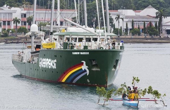 Perahu Nelayan Sambut Kedatangan Rainbow Warrior di Indonesia ... Perahu Nelayan Sambut Kedatangan Rainbow Warrior di Indonesia ...