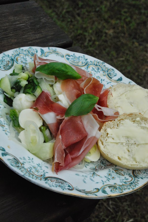 Smaskelismaskens: Sallad med hyvlad zucchini, silverlök, basilika ...