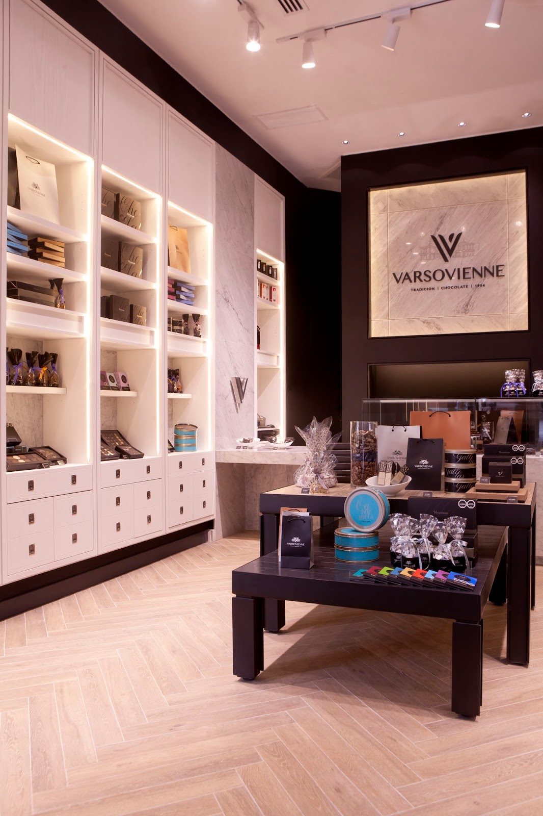 Temas: Varsovienne se renueva volviendo al origen