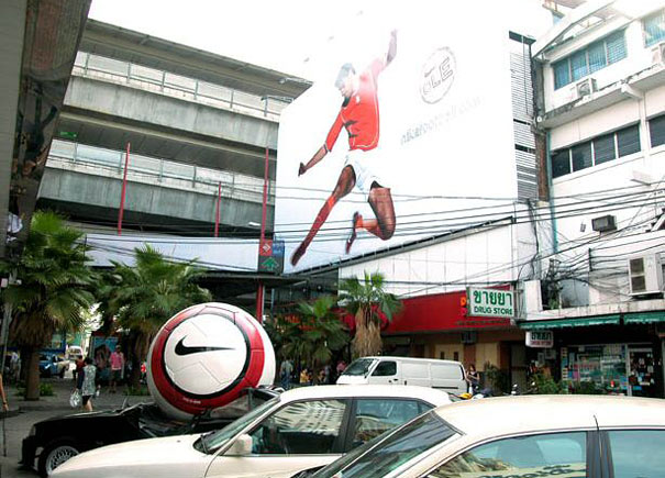 Bisarbeat: Creative Ads Using Oversized Objects