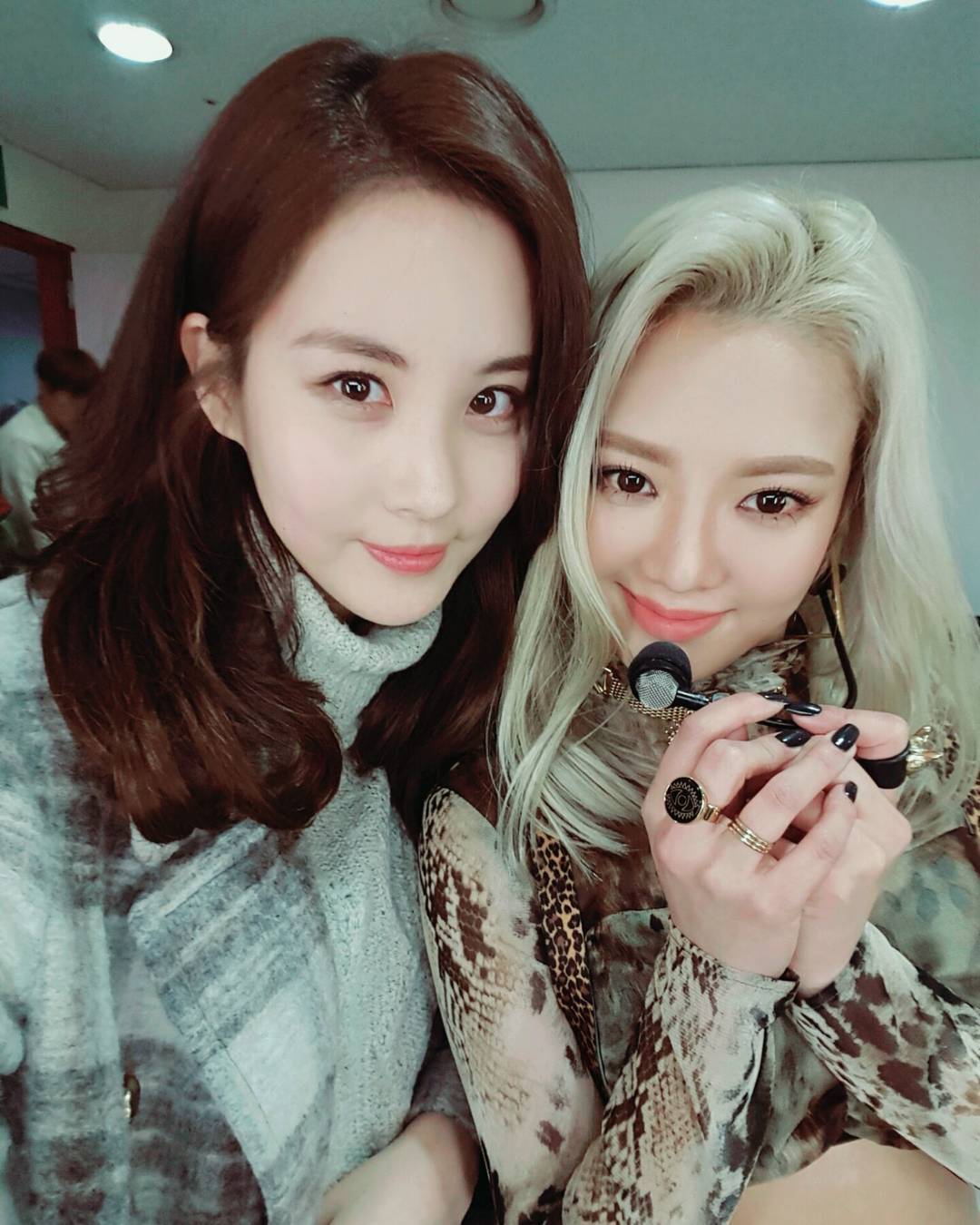 SNSD SeoHyun came to support HyoYeon's 'Mystery' debut on Inkigayo ...