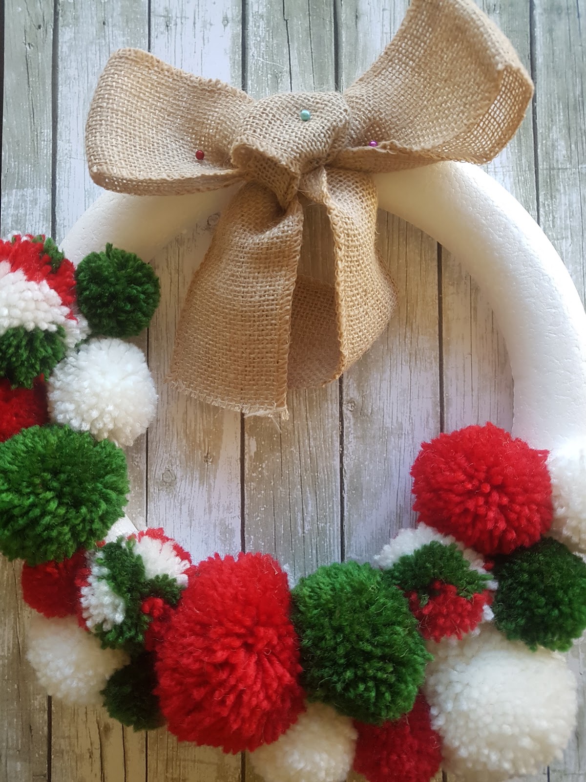 Pacto de Tres: Corona de pompones DIY de Navidad