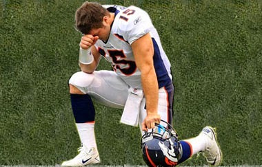 Tim Tebow Tebowing and Praying in the Ground | Sports Club Blog