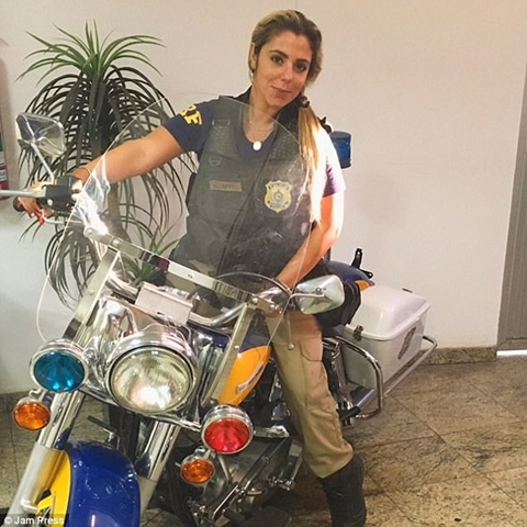 WORLD SEXIEST COP? BRAZILLIAN POLICEWOMAN ARRESTS MILLIONS OF HEARTS ...