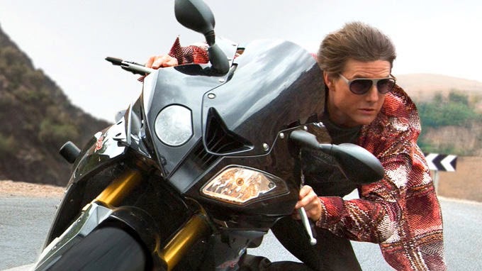 The Last Thing I See: Watch Tom Cruise Hang Onto A Plane In This ...