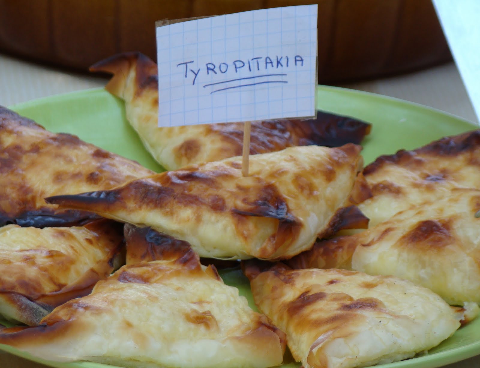 COCINA CON CATALINA: TyRopitakia o TRiángulos de Queso