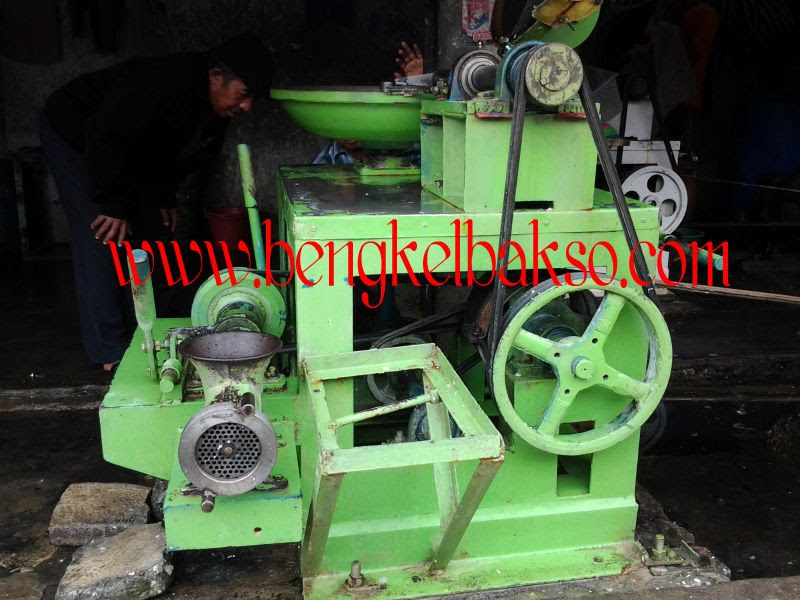 SESUAIKAN BERAT TOTAL ADONAN DENGAN KAPASITAS MESIN BAKSO