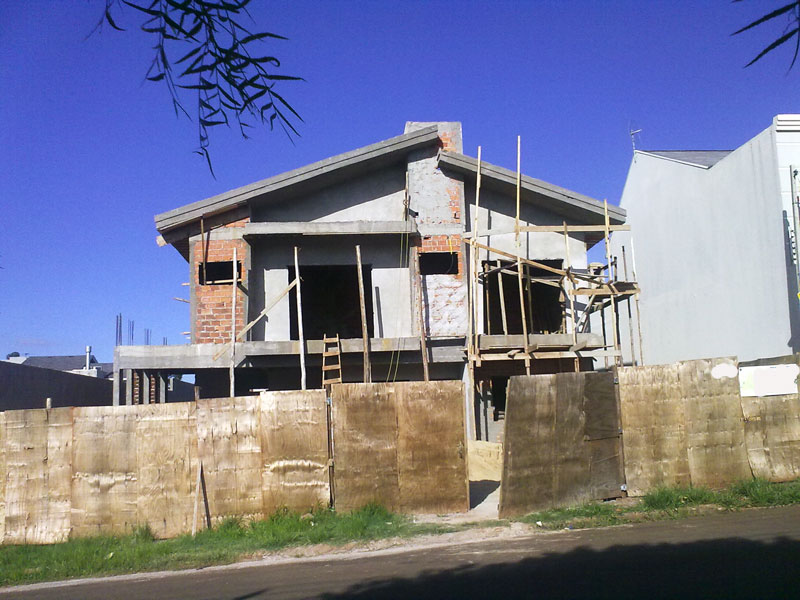 Sobrado Novo em Construção.: Telhado e reboco na fachada do sobrado.