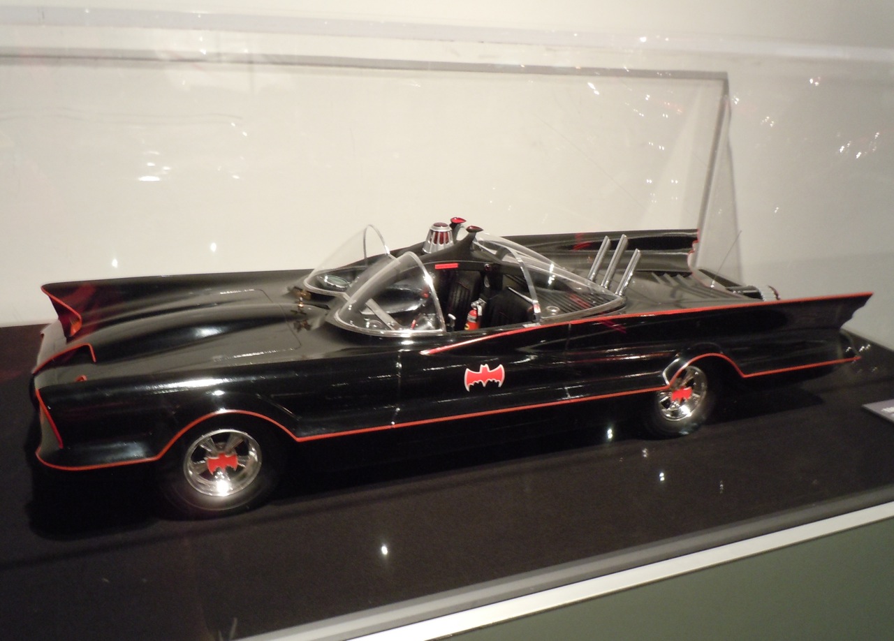 Hollywood Movie Costumes and Props: Michael Keaton's 1989 Batman suit ...