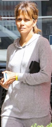 Halle Berry steps out without make-up .. and she looks amazing!