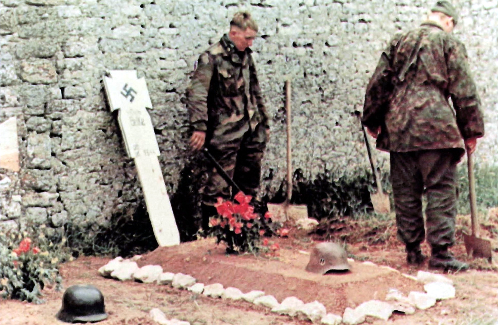 World War II in Color: Men of SS-Panzergrenadier-Regiment 25 Erect ...