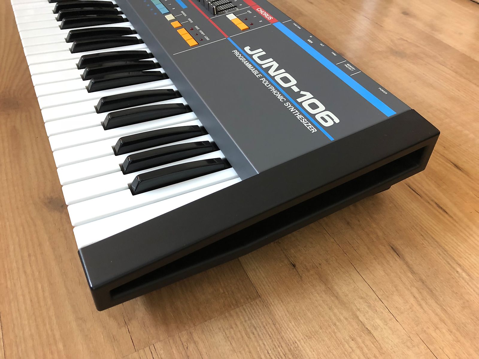 MATRIXSYNTH: Roland Juno 106 w/ Original Roland Flight Case