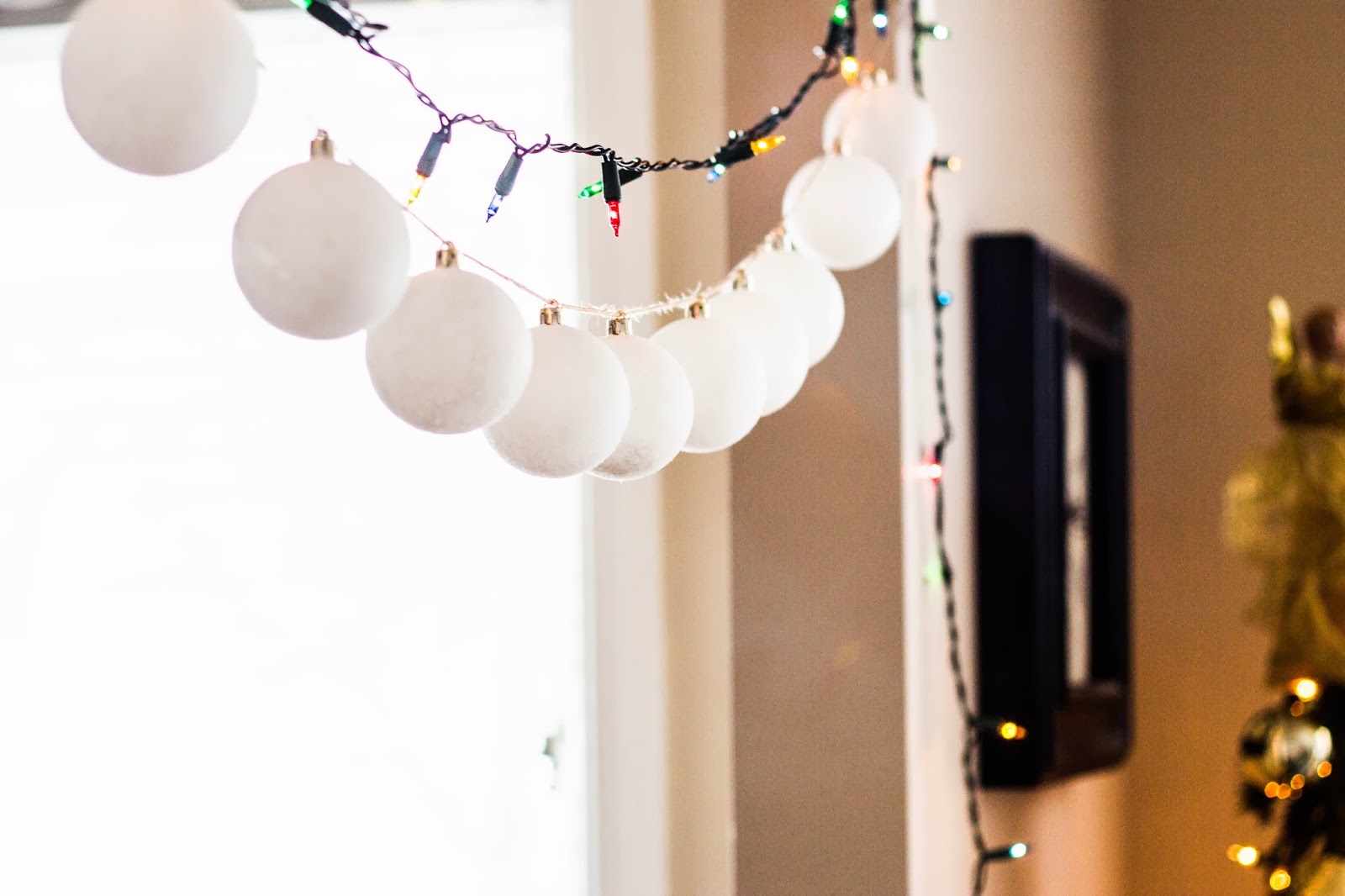 do it yourself divas: DIY: Snowball Garland