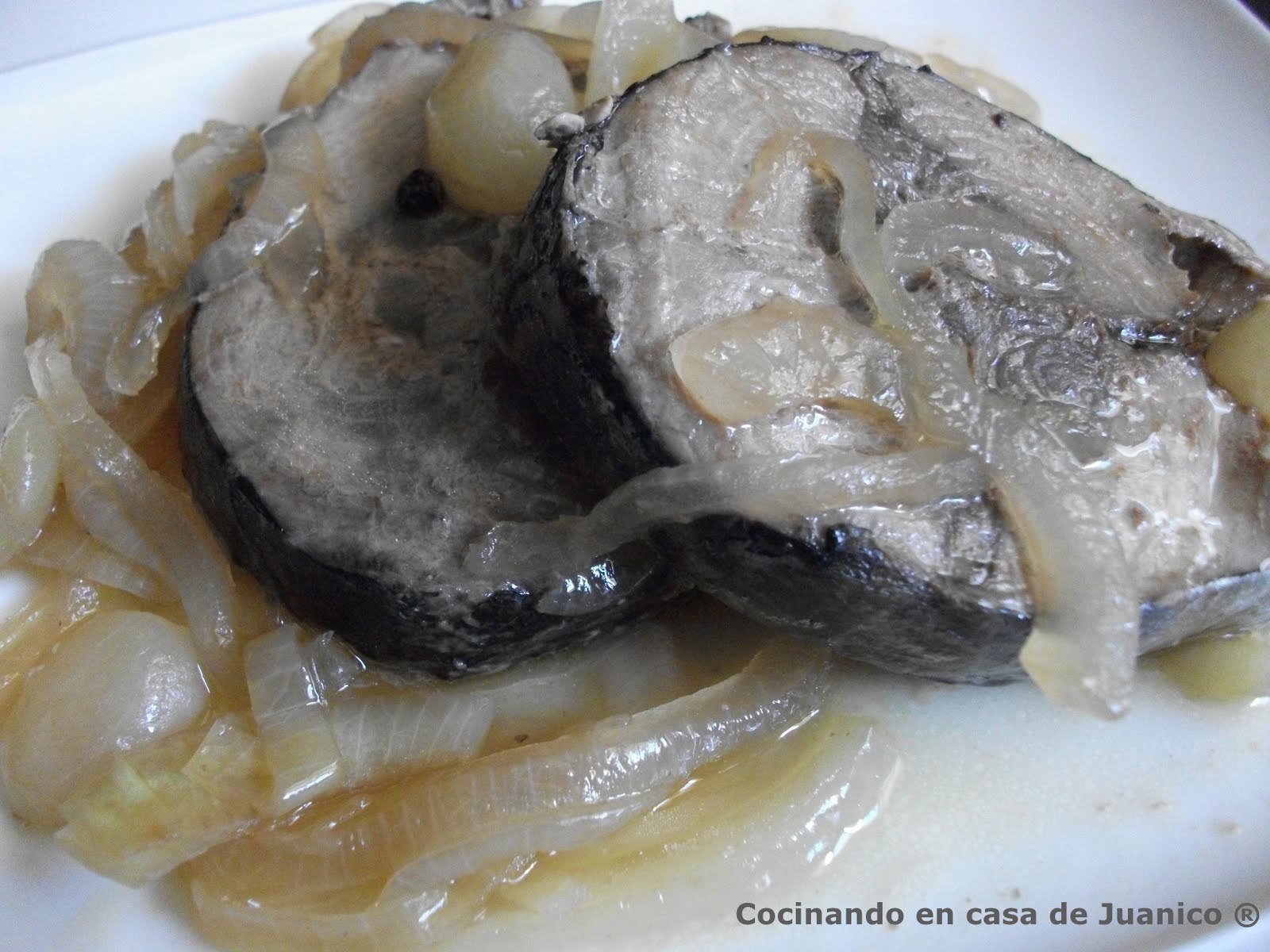 MELVA ENCEBOLLADA CON UVAS ~ COCINANDO EN CASA DE JUANICO