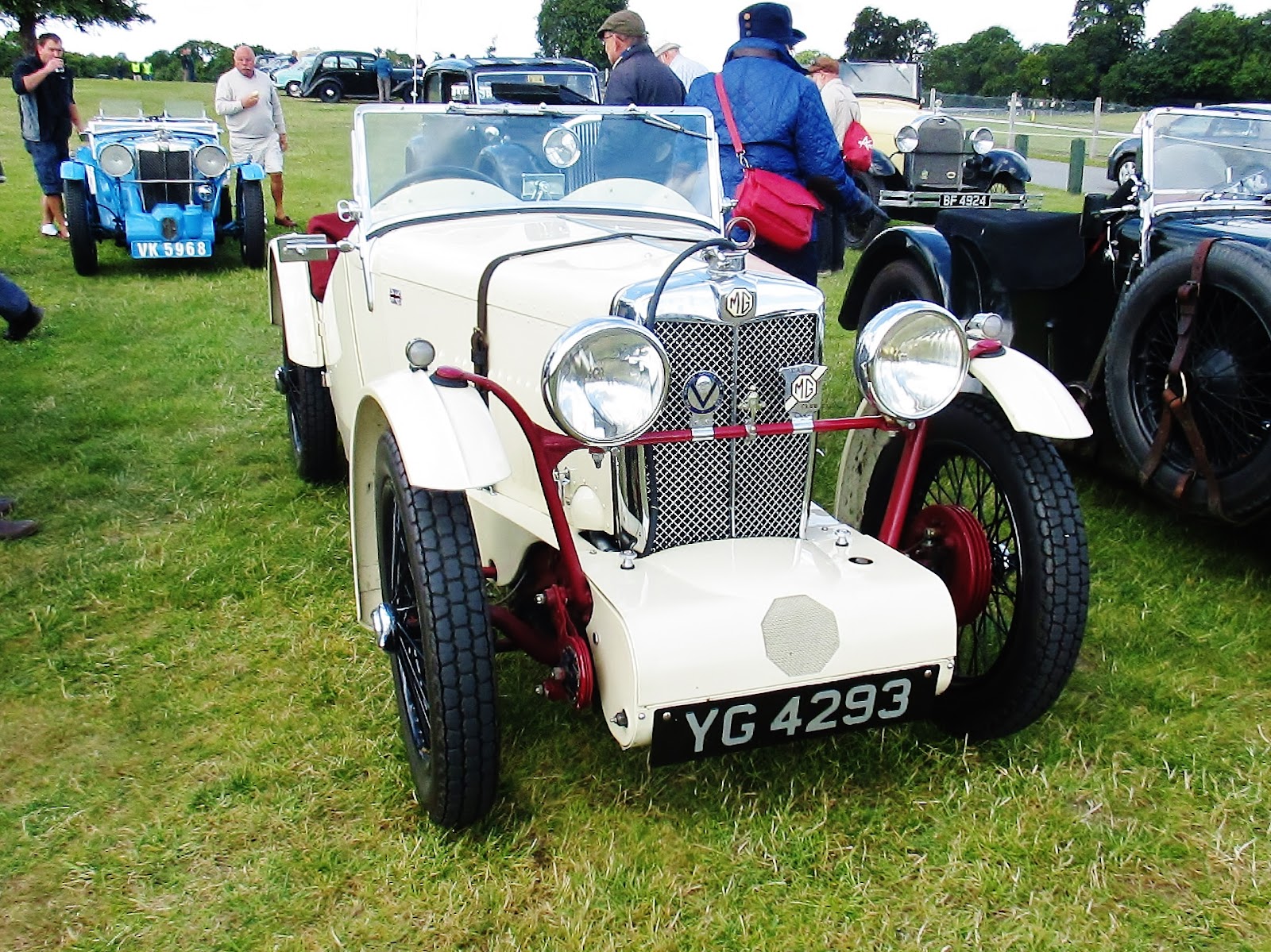 Ferraris and Other Things: MGs at Oulton Park (3)