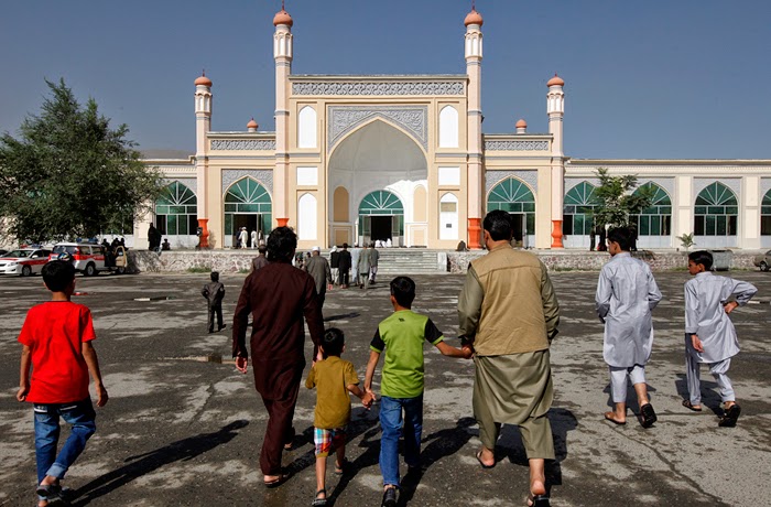 thruafghaneyes: Afghans celebrate Eid-ul-Fitr. After praying at the Eid ...