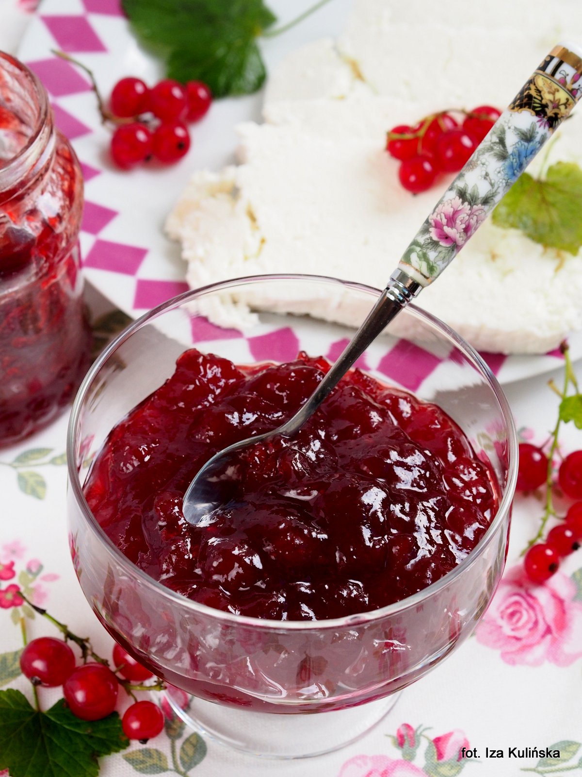 Domowe przetwory. Owoce. Galaretka z czerwonej porzeczki z ananasem ...
