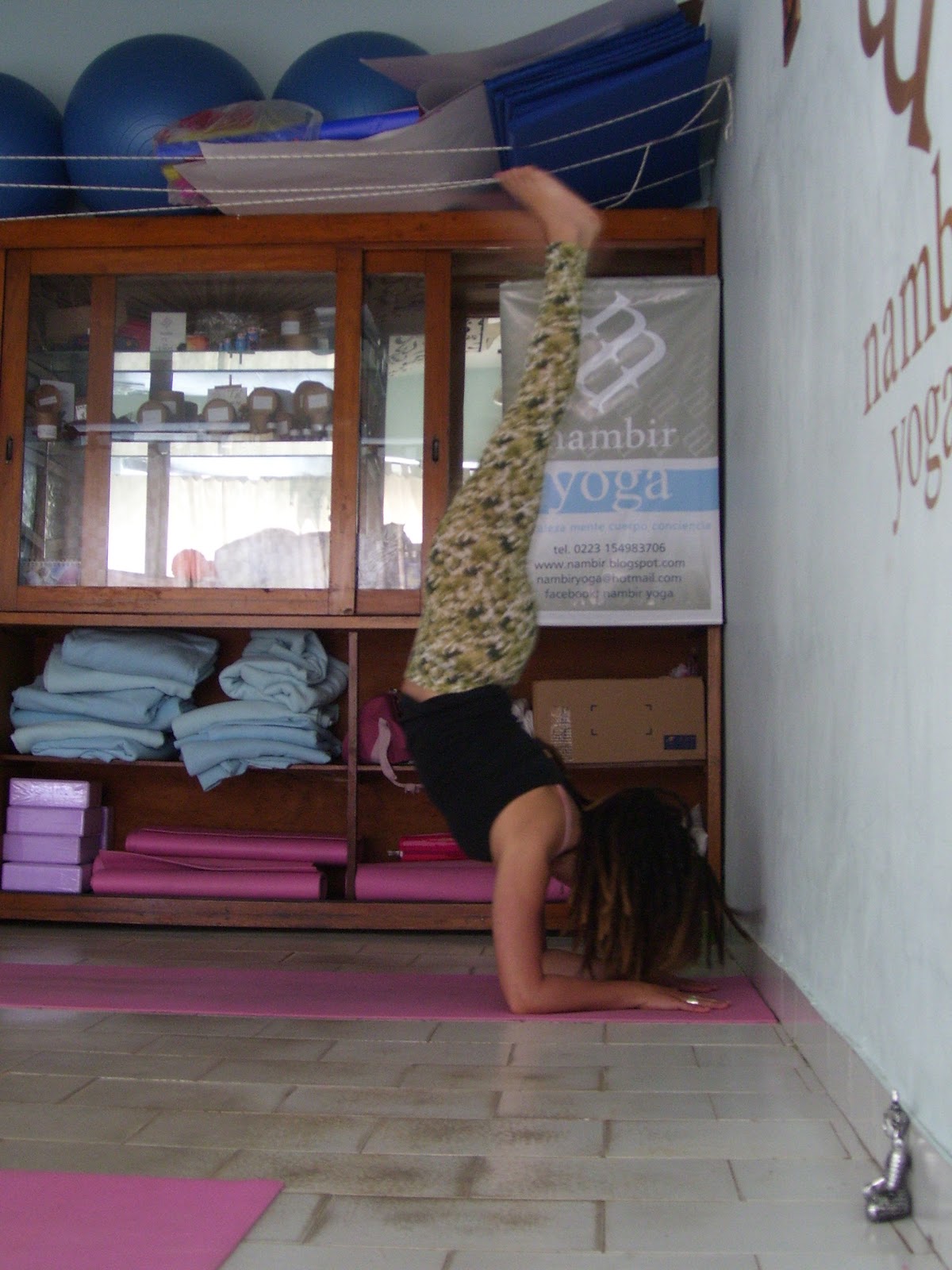 Nambir yoga: Paro de manos, y de cabeza