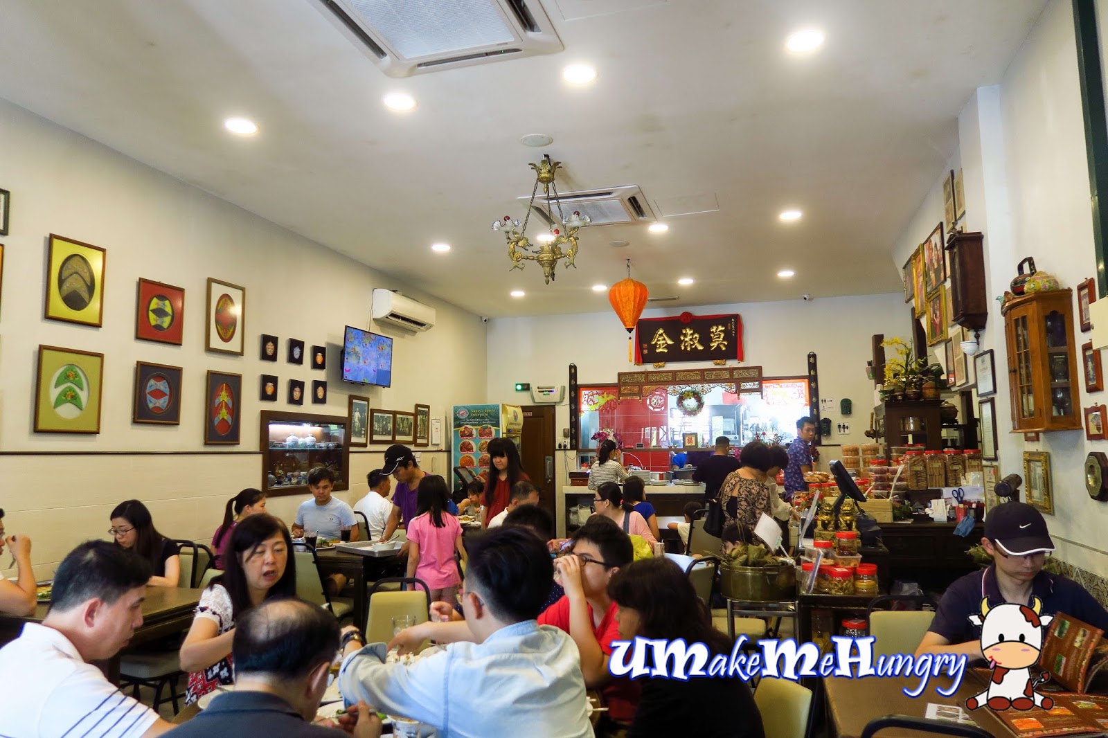 Crowd in the Restaruant