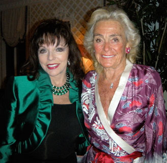 LEGENDARY DAME!: PHOTO OF THE DAY : LIFE'S A BEACH FOR JOAN AND TERRY..