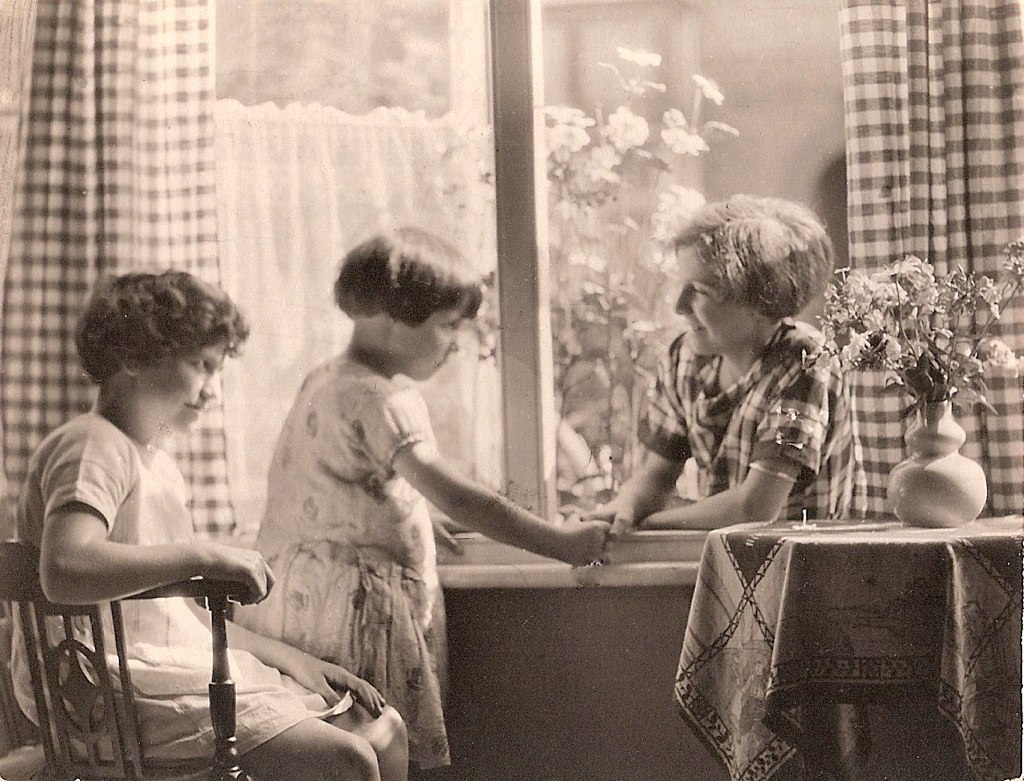 Lovely Vintage Photos Captured Family Life in Watford during the 1920s ...