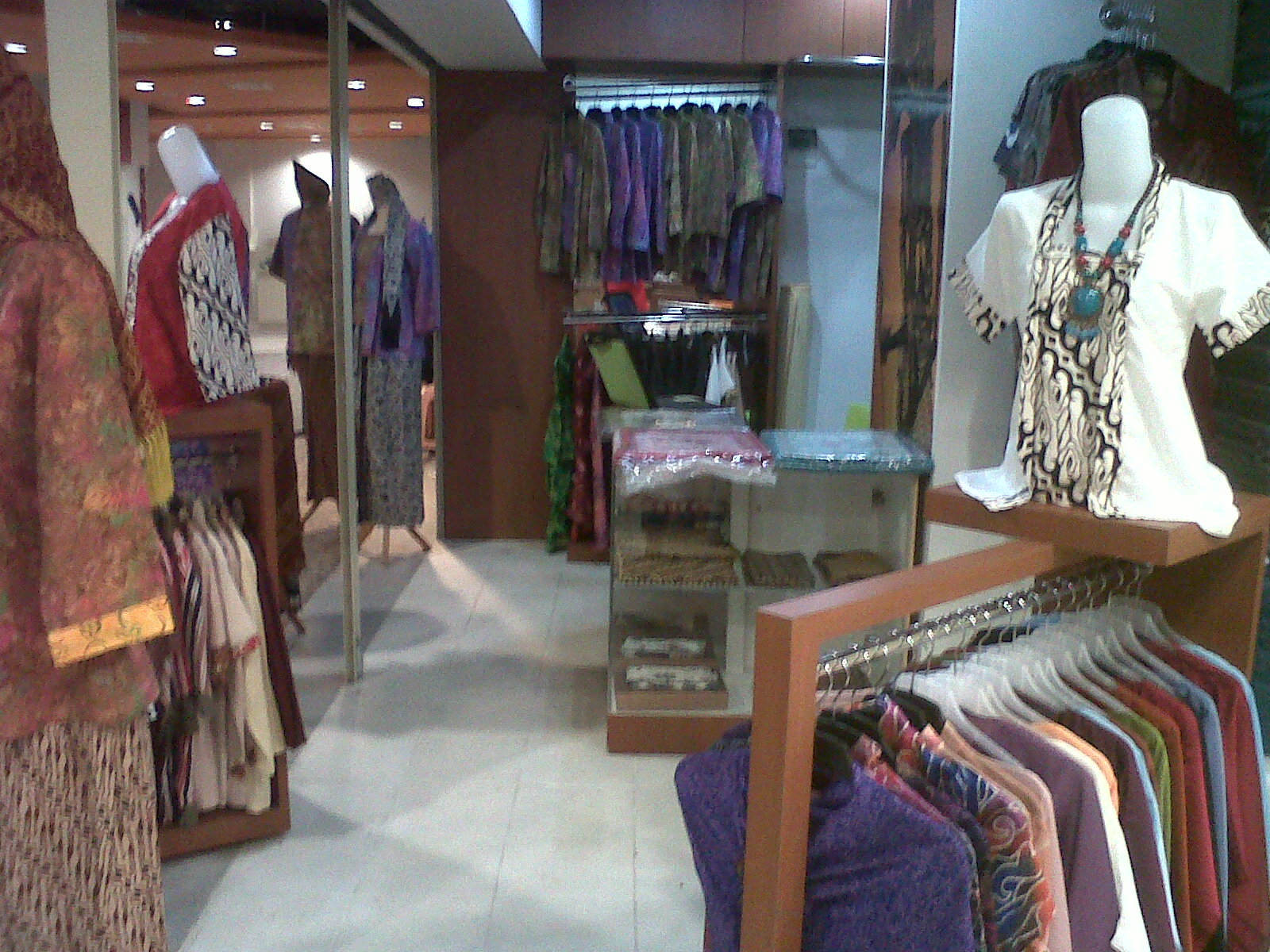 BUTIK '24' PATLIKUR: KEBAYA MODERN DAN ROK