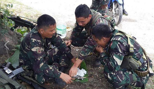 Hungry Soldiers Fighting in Zamboaga Begging For Food | Filipino ...