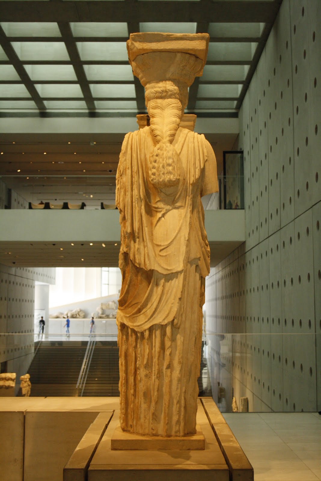 Ermitiella: Cariátides