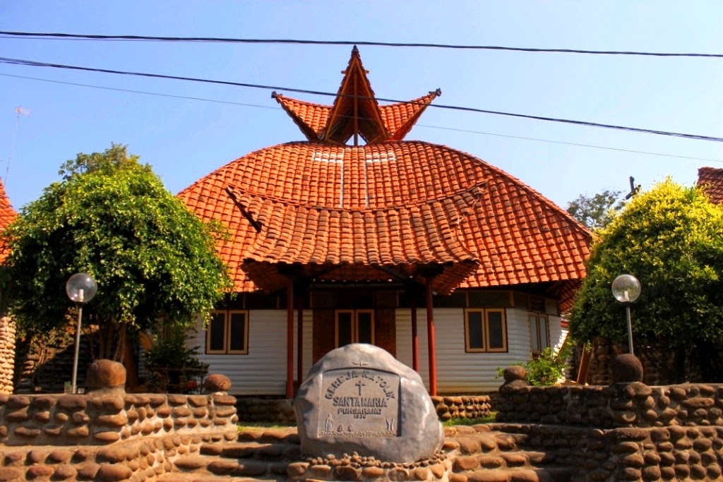 Atap Rumah Adat Karo di Atap Gereja Pohsarang (Kediri)
