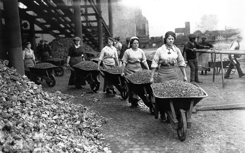 20 Fascinating Vintage Photographs Capture Women at Work During the ...