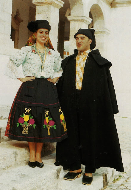 FolkCostume&Embroidery: Costume of Nazaré, Estremadura, Portugal