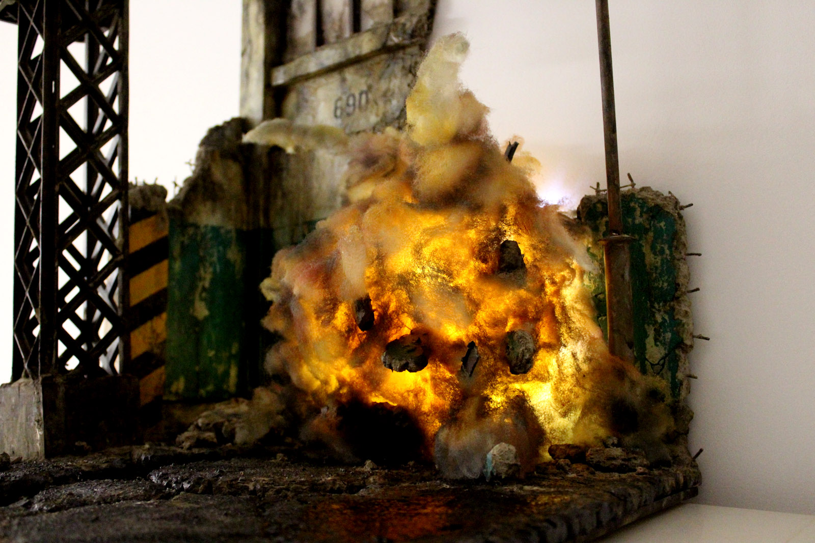 JHmodelator: DIORAMA FÁBRICA CON EXPLOSIÓN. ESCALA 1:6