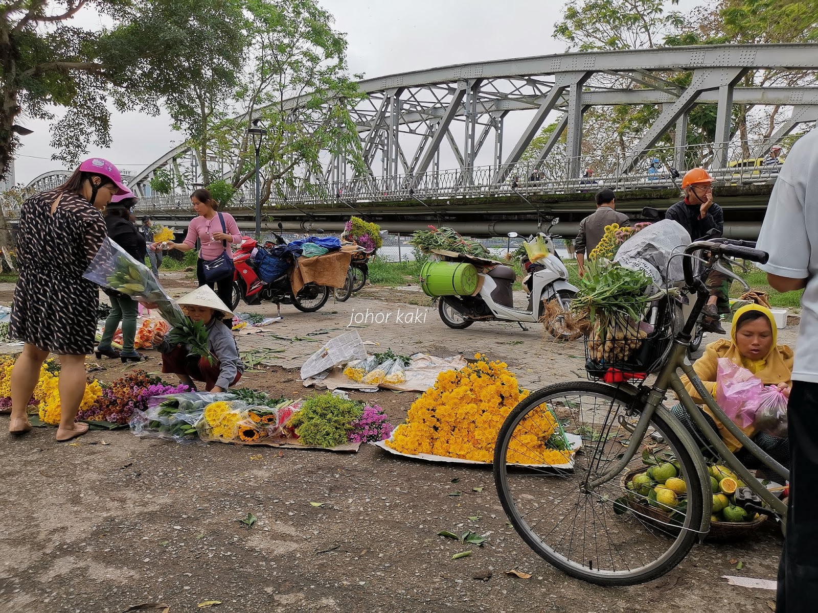 Things to See & Eat at Historic Cho Dong Ba Market in Hue |Tony Johor ...